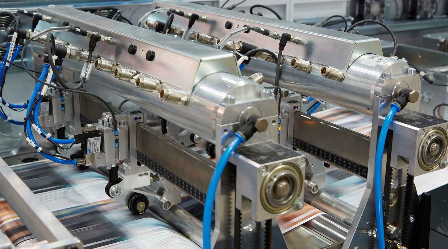 Roll to stack with dynamic perforation/punch inline - Hunkeler AG